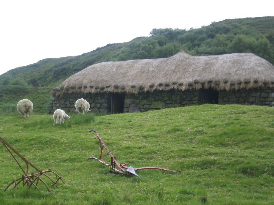 Gammal stuga med halmtak i Luib - Isle of Skye, Skottland ...