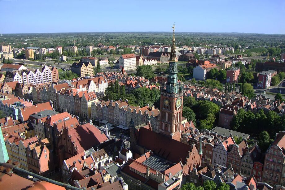Rådhuset och Długi Targ från Mariakyrkans torn - Gdansk, Polska ...