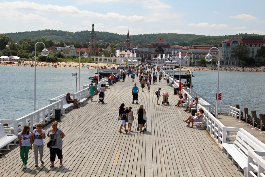 Utsikt inåt stan och mot stränderna ifrån träpiren - Sopot, Polska ...