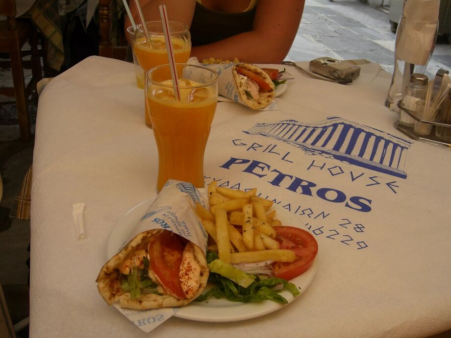 Grekisk lunch - en vegetarisk variant av gyros - Aten, Grekland ...