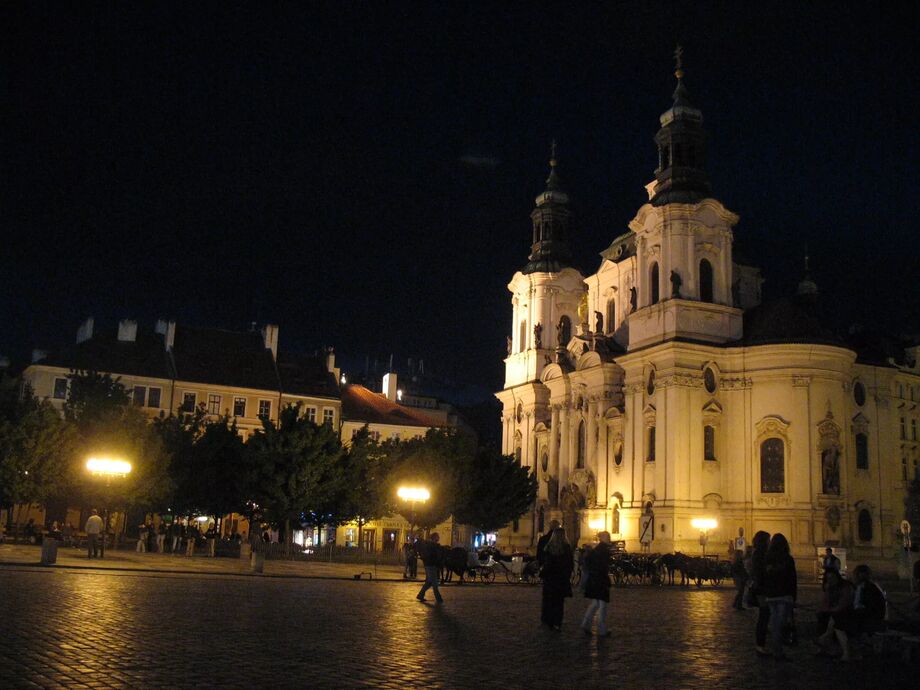 Gamla torget by night. - Prag, Tjeckien - Ziesta - Reseguiden