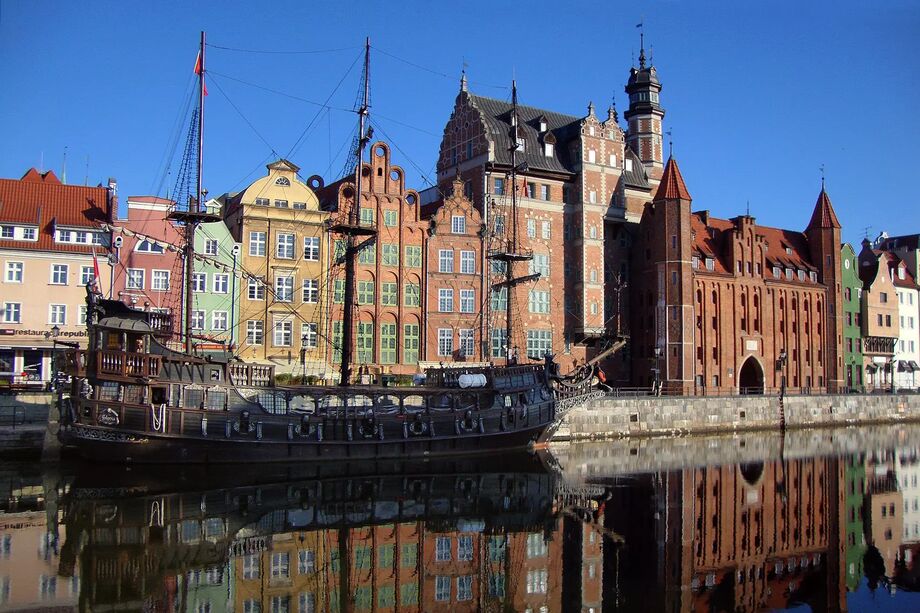 Morgon vid på Motława-floden - Gdansk, Polska Rivieran, Polen ...