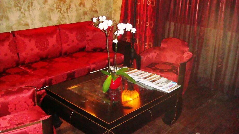 Fint inrett rum med espressomaskin och flera viner - Prag, Tjeckien ...