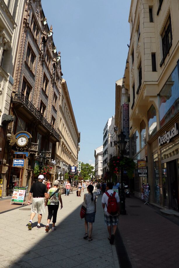 Váci utca - Budapest, Ungern - Juny - Reseguiden