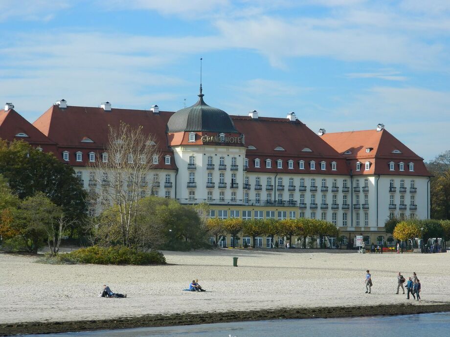 Sopots berömda Grand Hotel - Sopot, Polska Rivieran, Polen ...