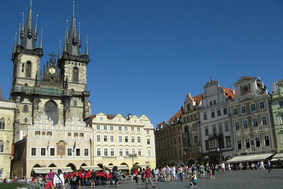 Gamla stadens vackra torg - Prag, Tjeckien - Nattugglan - Reseguiden