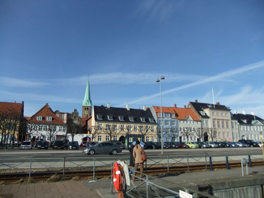 I bakgrunden Santa Marie Kyrka. - Helsingør, Danmark - Gullsing ...