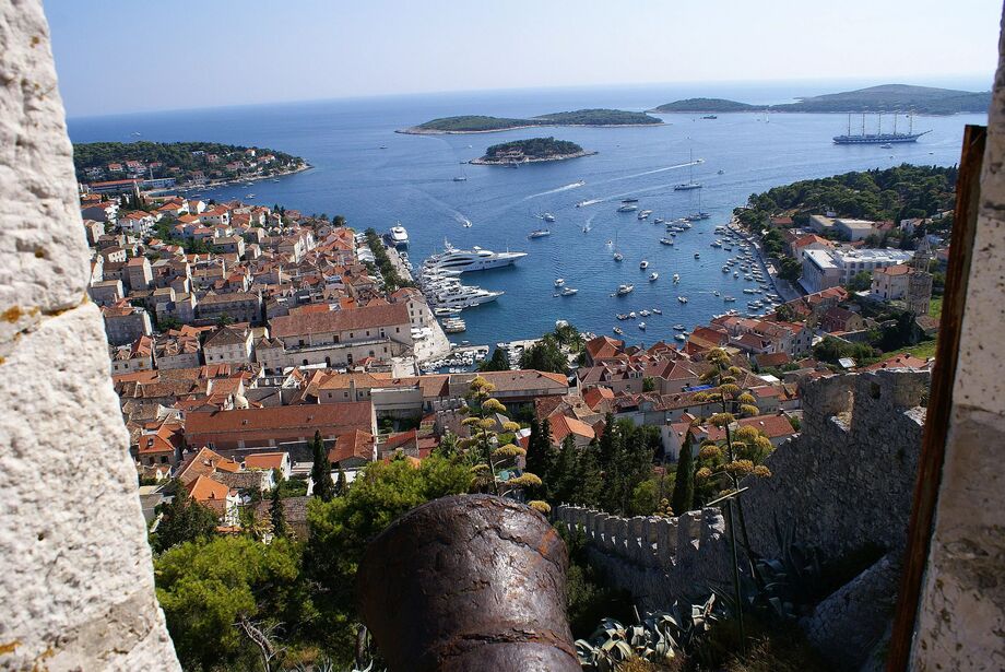 Kanonutsikt från fortet i Hvar stad - Hvar stad, Hvar, Split-området ...