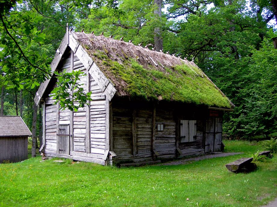 Gammalt hus vid Gräfsnäs slottsruin - Sverige - Klintan - Reseguiden