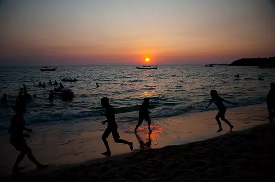 Lek på stranden i solnedgång - Sihanoukville, Kambodja - Mbild - Reseguiden