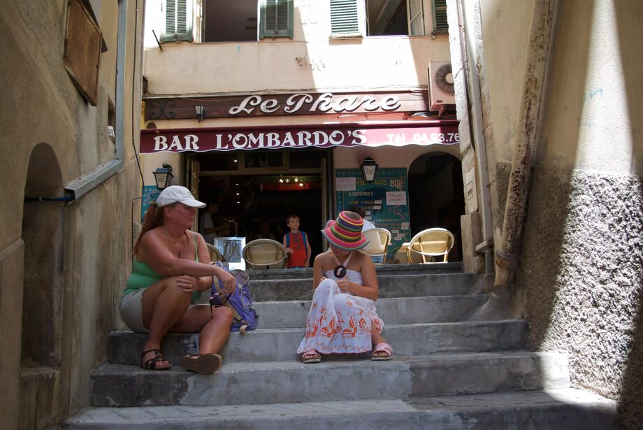 Laura skriver vykort till sin kompis - Villefranche-sur-Mer, Franska ...