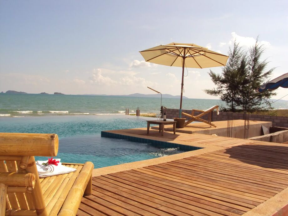 Poolen nästan färdig. - Ban Phe, Rayong, Thailand - Mape - Reseguiden