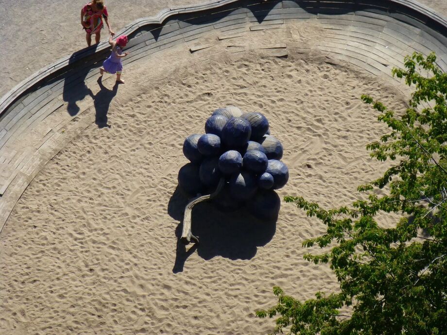 Druvklasen, lekskulptur - Stockholm, Sverige - Peroerik - Reseguiden