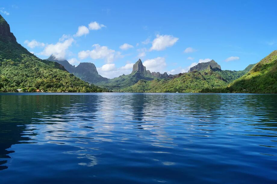 Opunohu Bay med Mt Mouaroa i mitten - Moorea-Maiao, Franska Polynesien ...