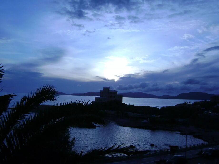 Sol bakom moln - Alghero, Sardinien, Italien - Umbriel - Reseguiden