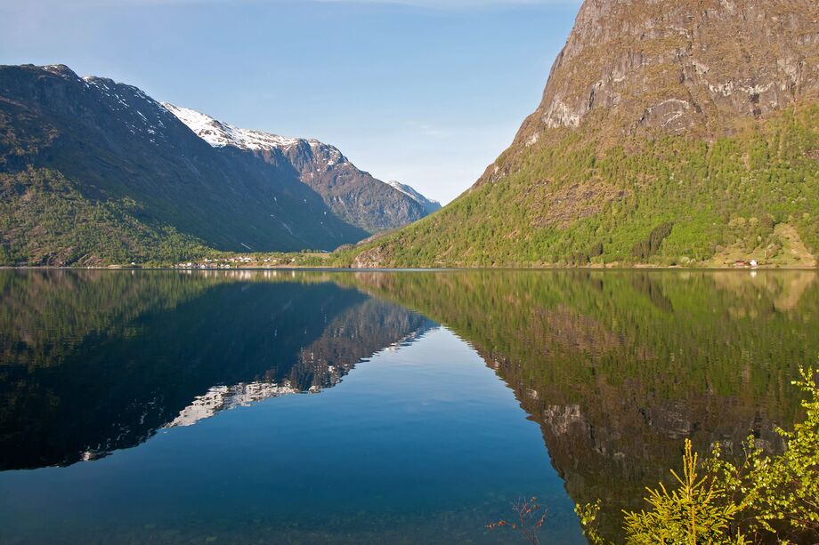 Spegelblankt - Stryns kommun, Norge - Karinlorvik - Reseguiden