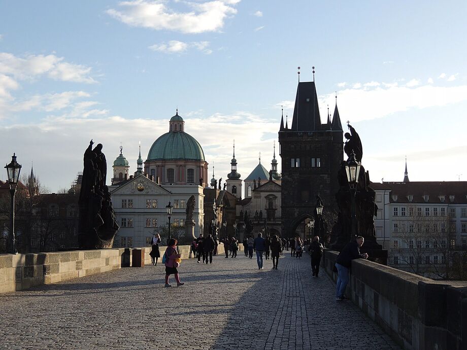 Karlsbron mot Gamla staden. - Karlův most, Prag-Prag 1, Tjeckien ...