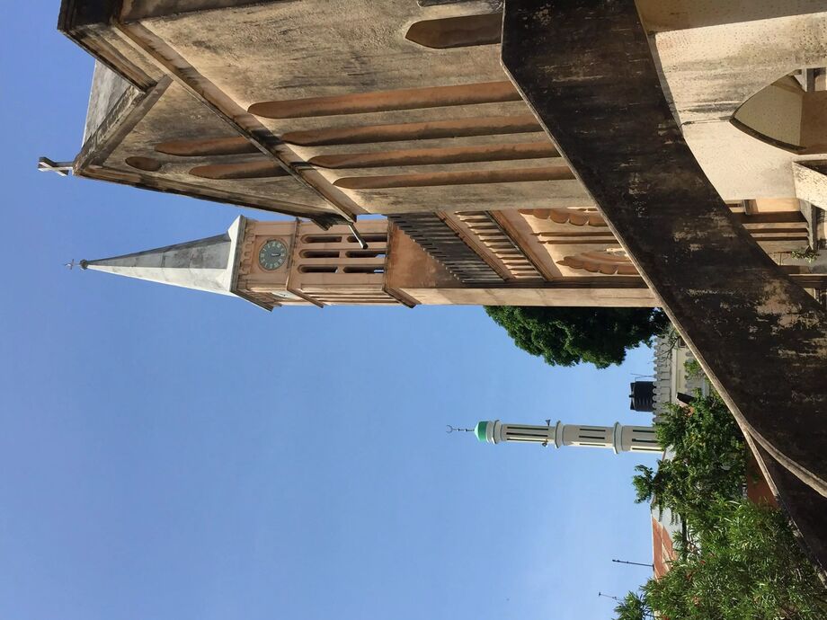 Minaret och kyrktorn på samma bild - Stone Town, Zanzibar, Tanzania ...