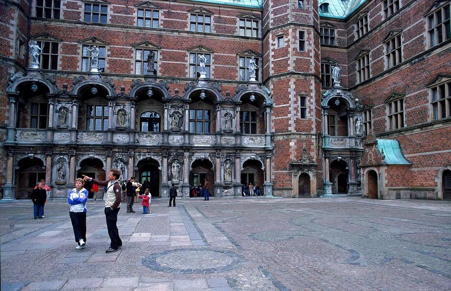 Fredriksborgs slott. Inre borggården. - Hillerød, Danmark - Bengtar ...