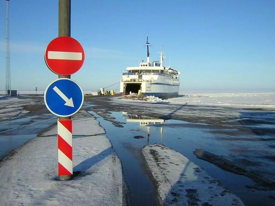 Skyltning vid Ösel-färjan - Estland - Ullabertilsson - Reseguiden