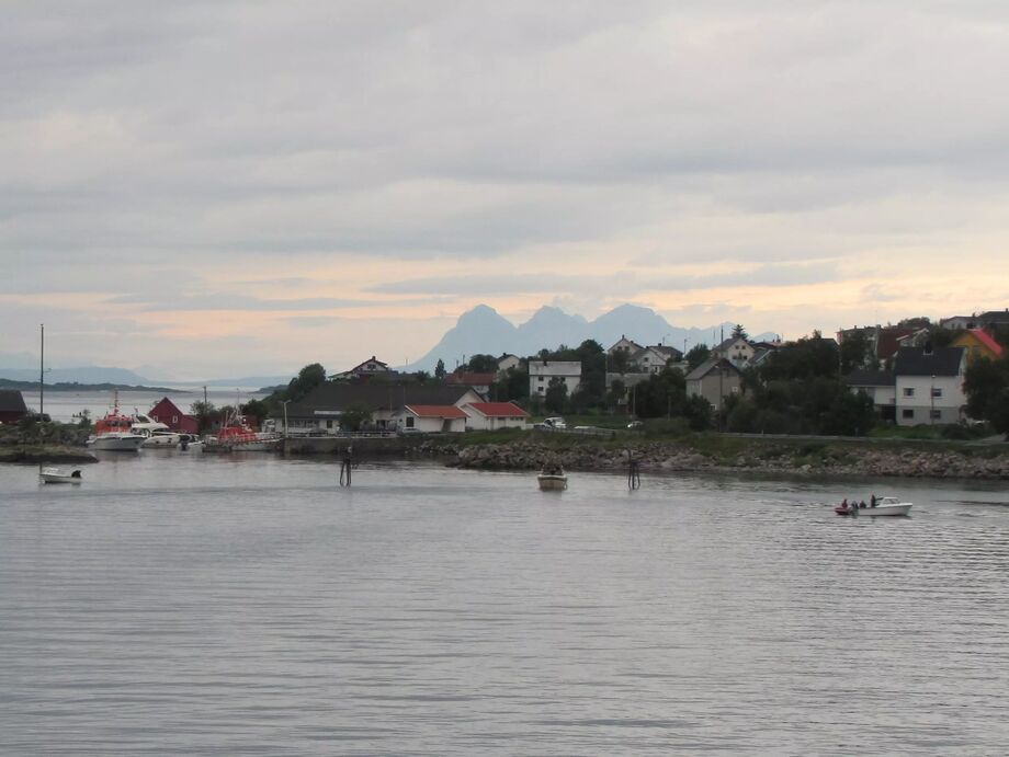 Färjan anlöper Lodingen - Lofoten, Norge - Anderslindb - Reseguiden
