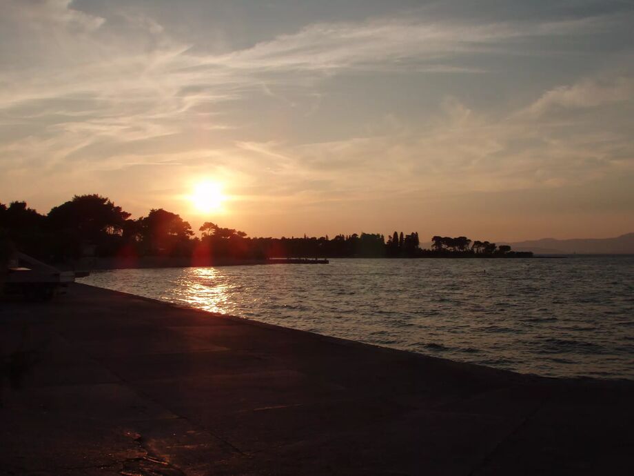 Solnedgång på stranden i Supetar - Kroatien - Amhultarn - Reseguiden