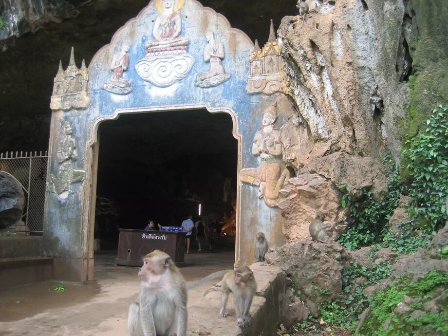 Monkey Cave temple - Phuket, Thailand - Ildiko63 - Reseguiden