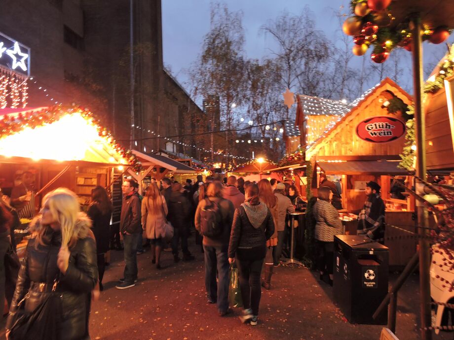 Julmarknad vid Waterloo Bridge. - London, England, Storbritannien ...