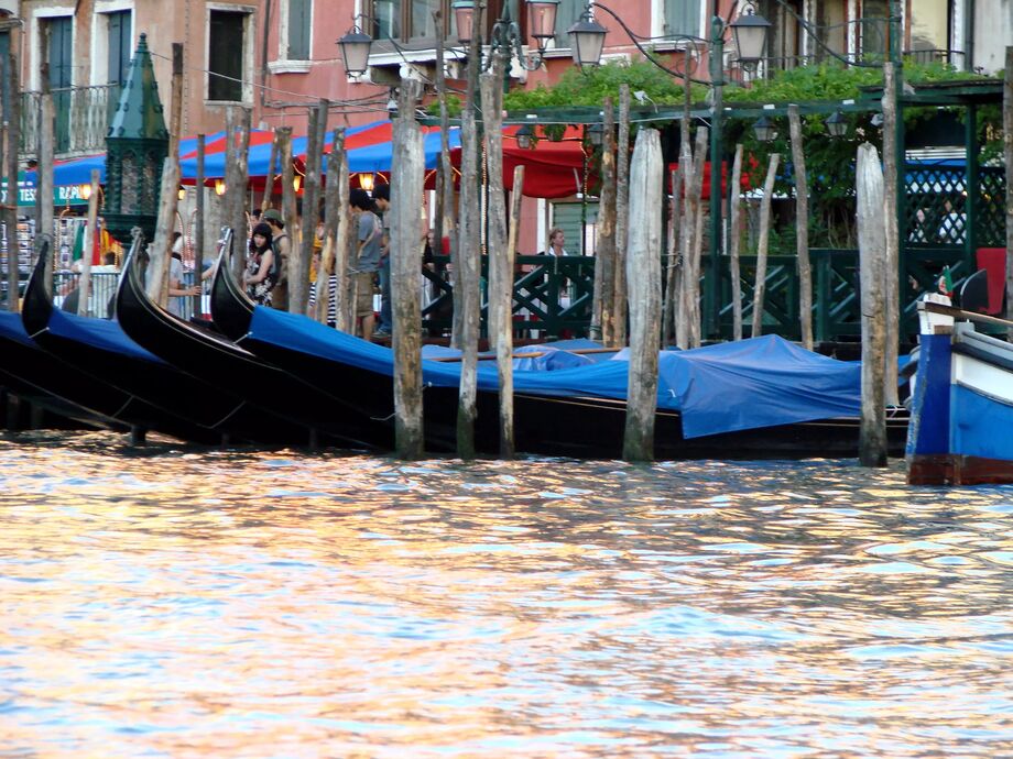 Parkerade gondoler. - Venedig, Venedig-kusten, Italien - Switch ...