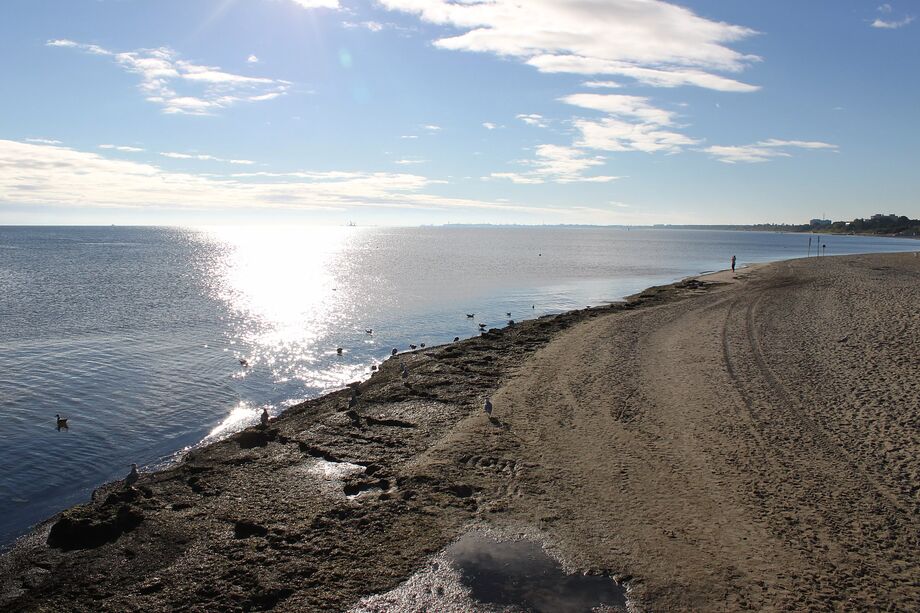 Tidig morgon över stranden i Sopot - Sopot, Polska Rivieran, Polen ...