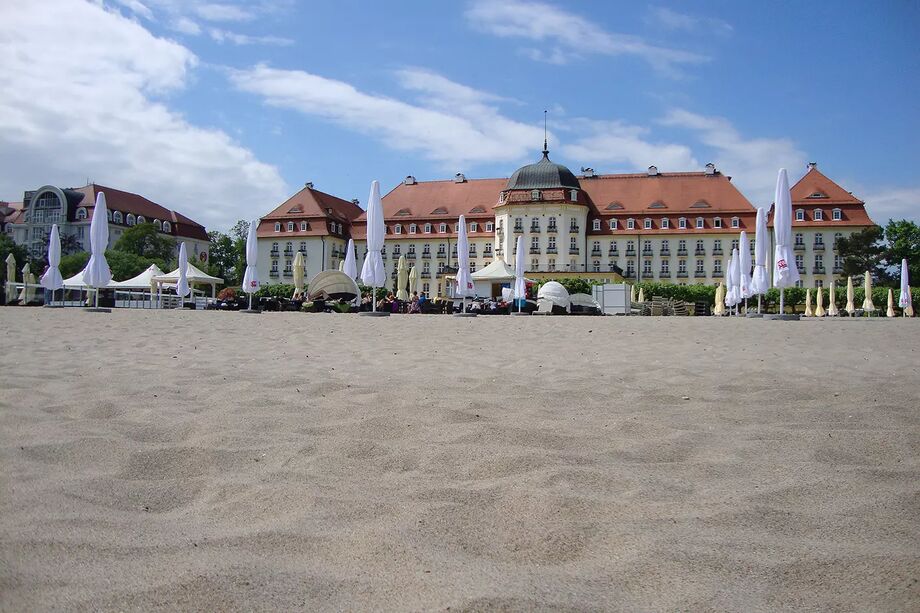 Stranden med Grand Hotel i bakgrunden - Sopot, Polska Rivieran, Polen ...