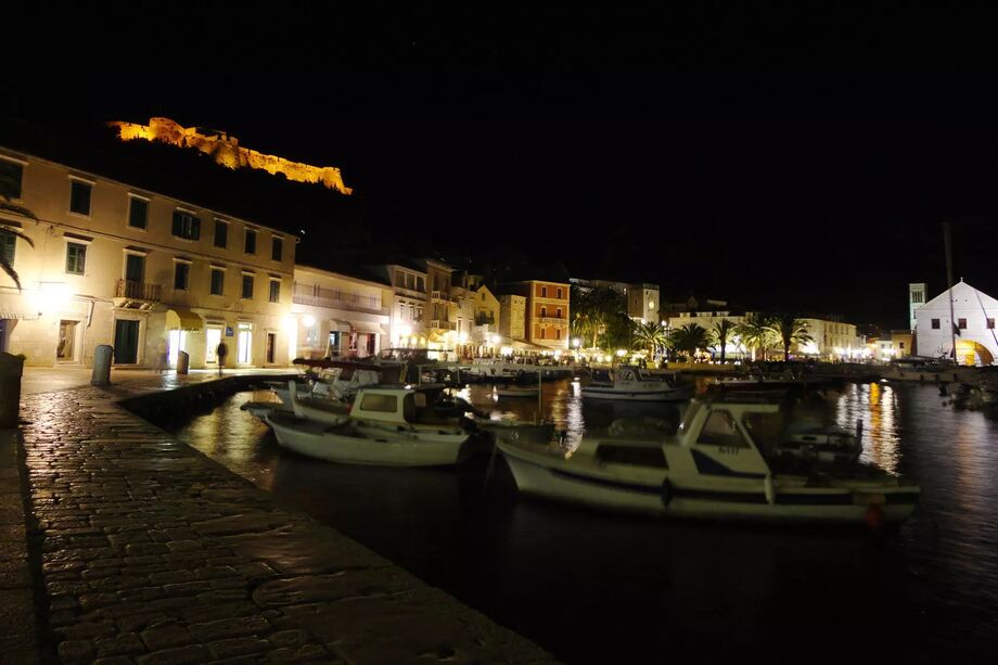Hvar by night - Hvar stad, Hvar, Split-området, Kroatien - Worldofmarie ...
