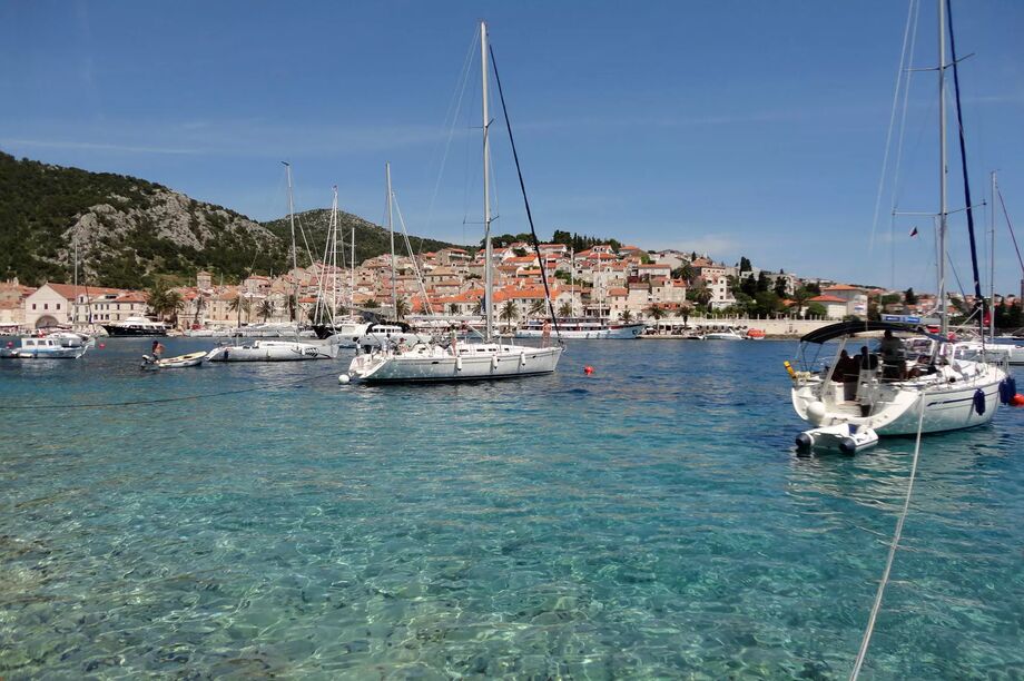 Hamnen i Hvar - Hvar stad, Hvar, Split-området, Kroatien - Worldofmarie ...
