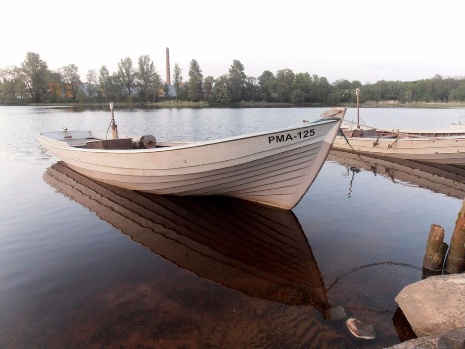 Nere vid ån på Konse Camping - Estland - Dodi - Reseguiden