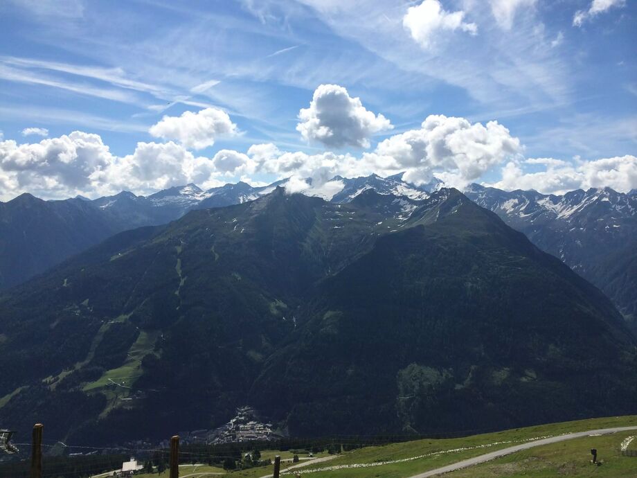Graukogel sedd från toppen på Stubnerkogel - Bad Gastein, Österrike ...